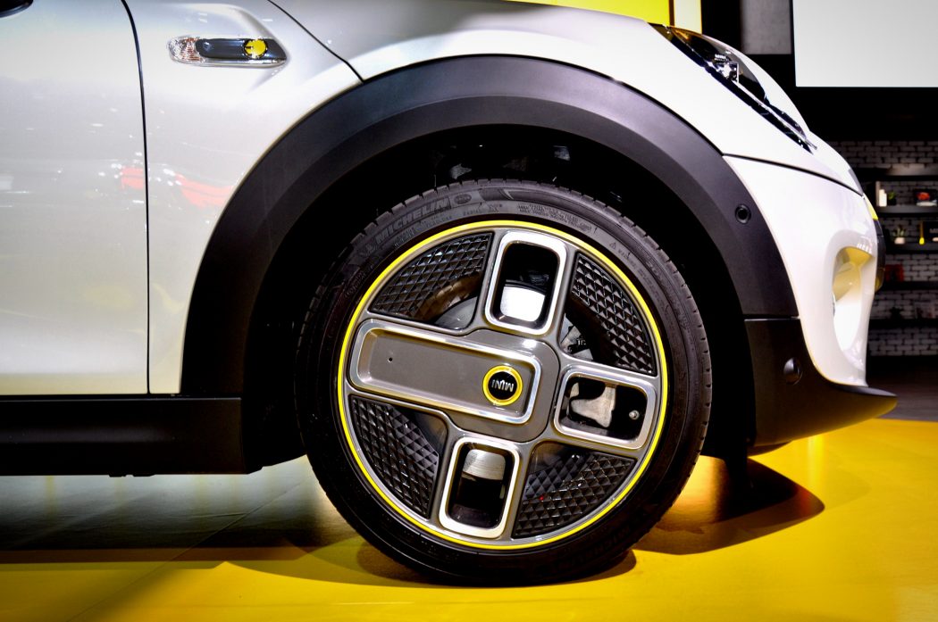 About those MINI Cooper SE Wheels and That Wheel Gap - MotoringFile