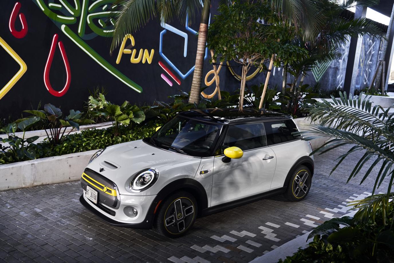 Video: MINI Five Door Debuts in Motion - MotoringFile