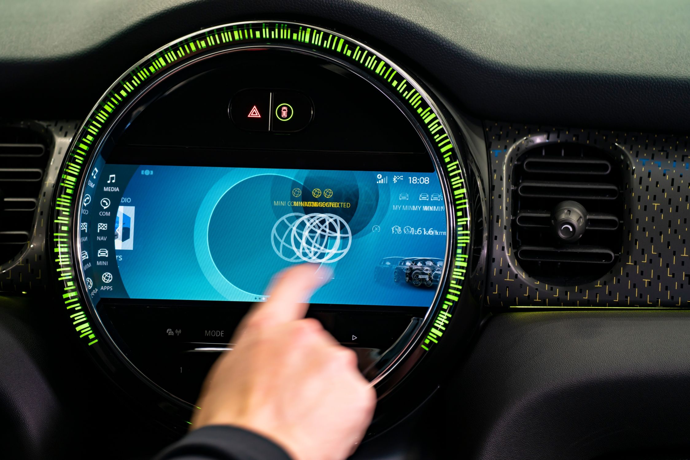 iDrive-LCI-5740 - MotoringFile