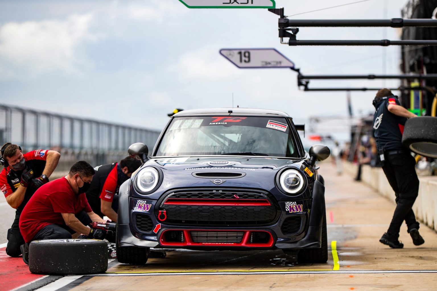 The New Wide-Body MINI JCW Race Car In Detail - MotoringFile