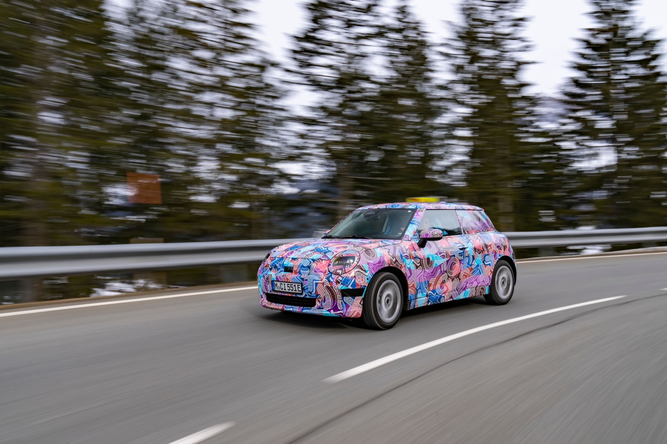 J01_electric_cooper_SE_67 - MotoringFile